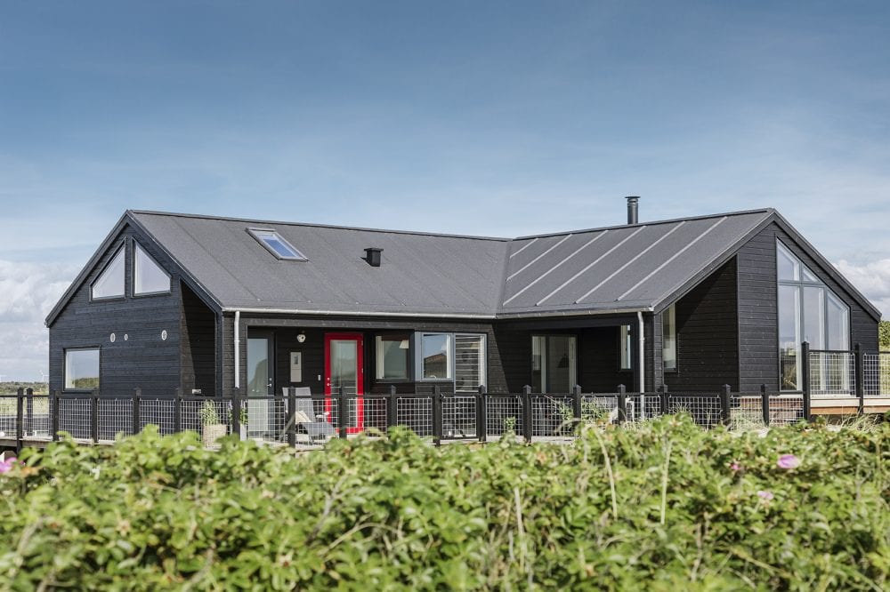 Oplev et trend sommerhus med smuk niveauforskydning og hems