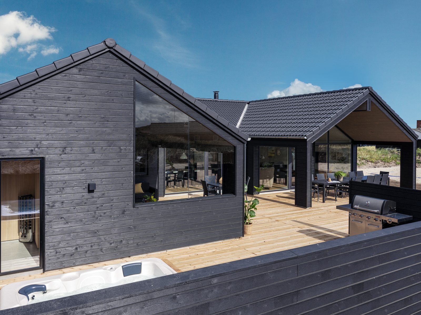 Skanlux byggefirma – Byg dit poolhus eller sommerhus med os!