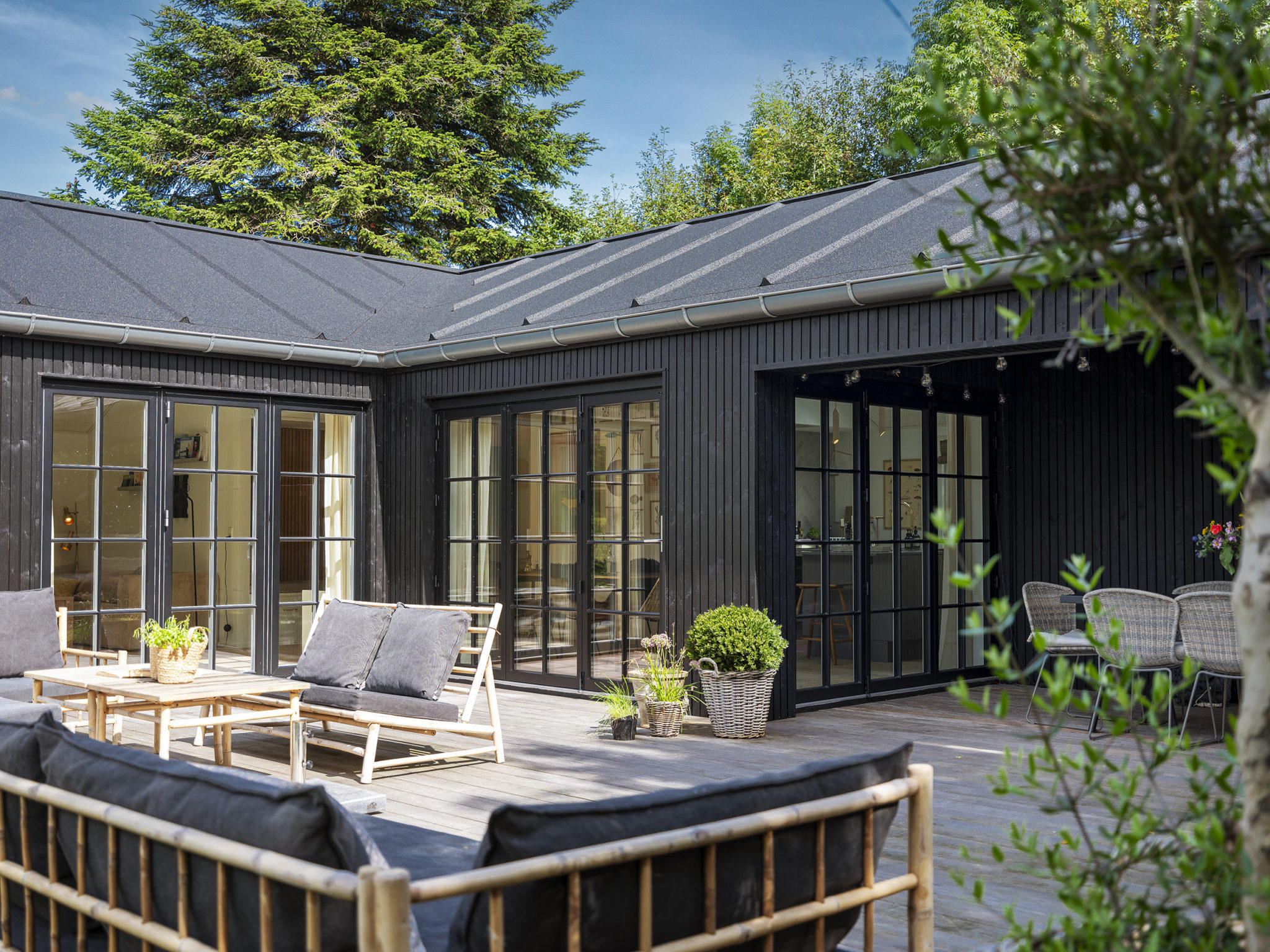 Romantisk idyl: Mette og Mads’ skræddersyede sommerhus med Skanlux